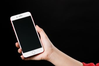 iPhoneのカメラのフラッシュを常時点灯させる方法を紹介！ | Aprico